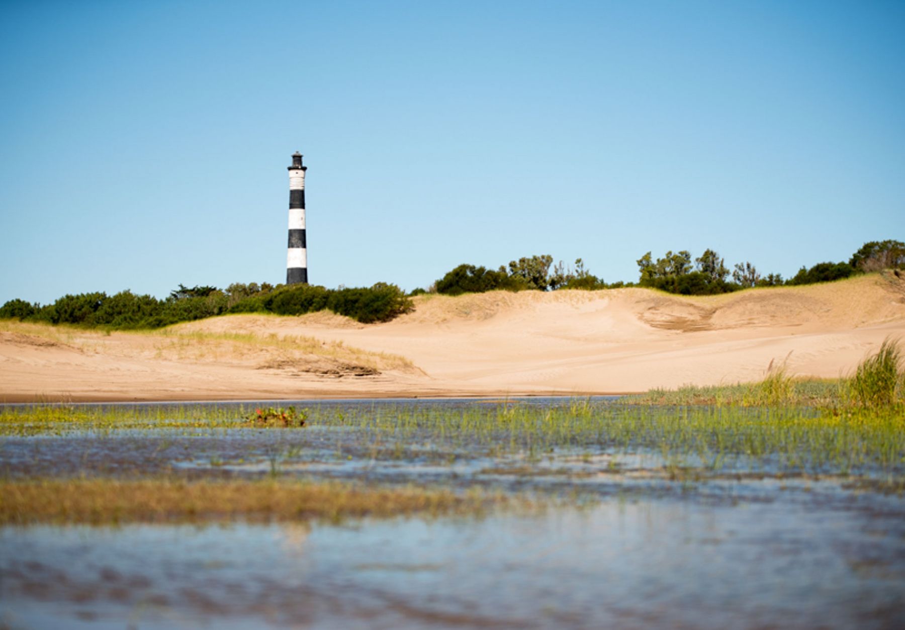 Playas con faros, la moda de hacer turismo aventura este verano en la ...